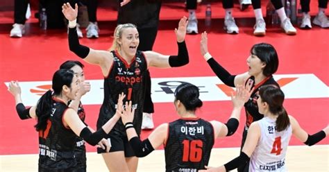 희비 엇갈린 두 팀‘최다승 타이 페퍼저축은행 ‘10연패 수렁 Gs칼텍스