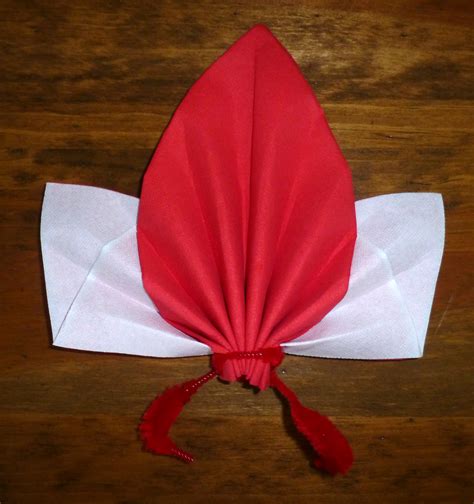Pliage de serviette de table en forme de feuille d érable plier une