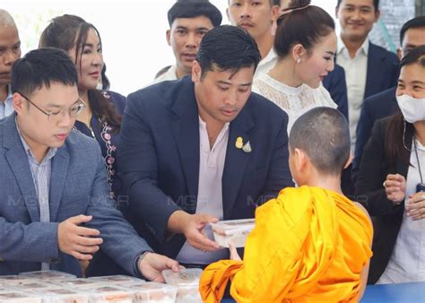 Photo Gallery “ท่านอ้น” เดินทางทำบุญถวายภัตตาหารเพลพระสงฆ์ สามเณร ที่