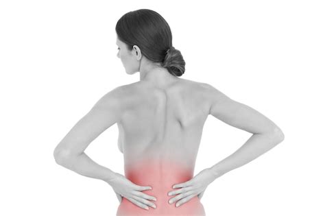 Vista Trasera De Una Mujer Joven En Topless En Forma Con Dolor De Espalda De Pie Sobre Fondo