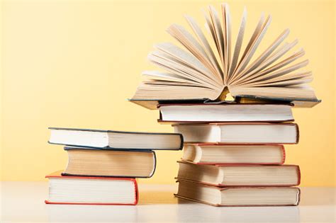 翻開書 精裝書在木桌上教育背景回到學校文本的複製空間 照片檔及更多 一組物體 照片 一組物體 串字 出版者 Istock