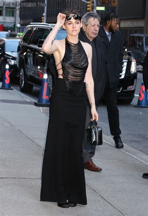 Kristen Stewart Exposed Tits In Front Of Stephen Colbert 9 Photos