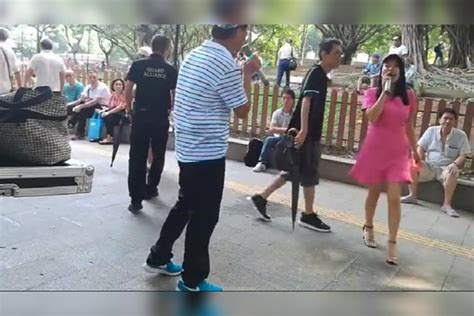 香港街头，美女热情翻唱《拥抱你离去》围满了观看的路人