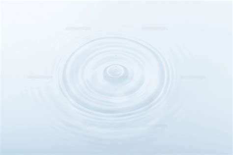 水の波紋の写真素材 Fyi01269768 ストックフォトの Qlean Market（キュリンマーケット）