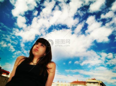 在城市做白日梦的年轻女子高清图片下载 正版图片504429123 摄图网