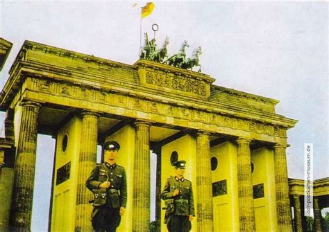 Posten Der Grenztruppen Der Ddr An Der Staatsgrenze Zu Berlin West