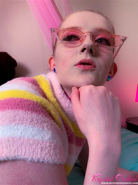 Smoking Hot Cherry Fae Lifts Up Her Shirt And Shows Her Tits 15 Photos