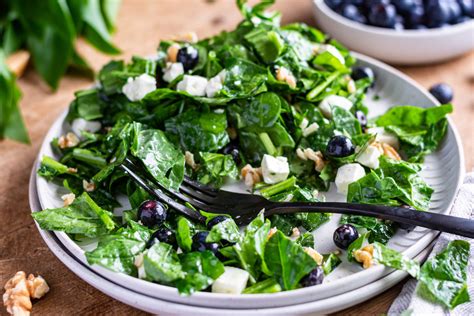 Bärlauch Salat mit Spinat und Heidelbeeren