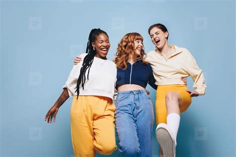 Frases Graciosas Para Tus Amigas Locas hazlas Reír A Carcajadas