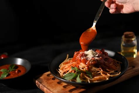 Mão Feminina Enfeitando E Preparando Espaguete De Massa Italiana Com