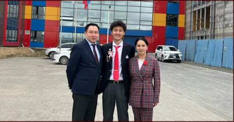 Жүжигчин Гэрлээ Сайн сураад ирээрэй хүү минь · Dorgio Mn