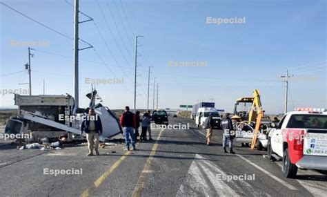 Chocan grúa y auto compacto en carretera de Hidalgo News Hidalgo
