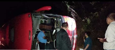 Conductor Que Transportaba Turistas Extranjeros Se Duerme Al Volante Y