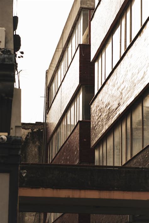 가벼운 각도 거리 건물 건물 외관 건축 골목 관념적인 그림자 기하학적 대조 대칭 도시 도시 경관 도시의 메트로폴리스 미니멀리스트 반복 벽돌