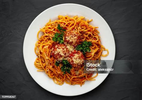 토마토 소스와 미트볼 접시 어두운 배경에서 이탈리안 파스타 0명에 대한 스톡 사진 및 기타 이미지 0명 고기 사진 이미지