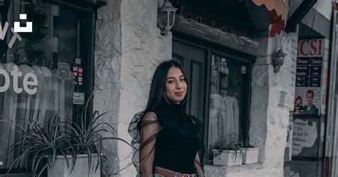 Foto Mujer Con Camisa Negra Y Jeans De Mezclilla Azul De Pie Junto A