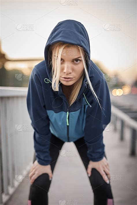 一位年轻美丽的女运动员正在休息身体。