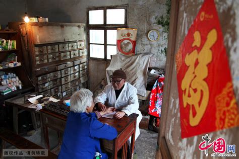 【图片故事】拐杖村医 悬壶济世图片中国中国网