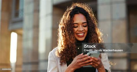 전화 도시 계획가 및 비즈니스 우먼은 구역 규정에 대한 문자 일정 확인 또는 이메일 읽기 모바일 아웃도어 및 채팅 앱 도시 개발 및 인터넷 프로젝트 메시지를 통한 행복한