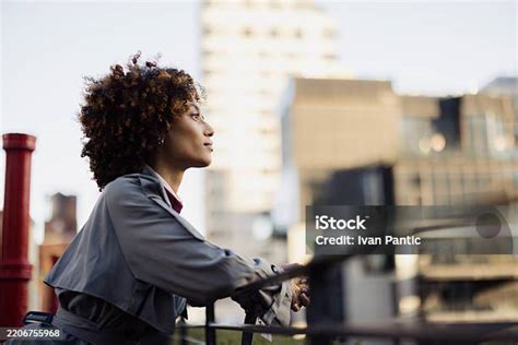 도시의 스카이 라인을 배경으로 옥상에 여자의 도시 초상화 25 29세에 대한 스톡 사진 및 기타 이미지 25 29세 Moment Of Silence 건축 Istock
