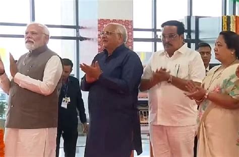 पीएम नरेन्द्र मोदी ने सूरत हवाई अड्डे के नए एकीकृत टर्मिनल भवन और सूरत