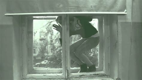 девушка в окне Youtube