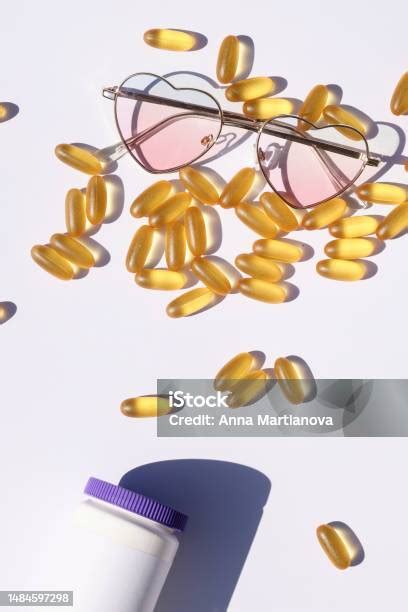 하얀 바탕에 알약과 선글라스가 있는 하얀 플라스틱 병 템플릿 조롱 개념 복사 공간 자외선 차단 및 자외선 차단제 보충제 0명에 대한 스톡 사진 및 기타 이미지 Istock