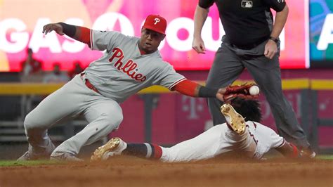 Hoskins Pirela Hit 2 Run Hrs As Phillies Stop Braves 5 4