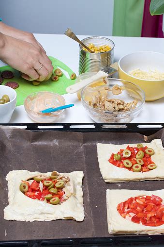 다진된 달콤한 고추 그리고 올리브 피자 퍼프 페스트 리에 재료는 테이블에 배치 됩니다 반죽은 베이킹 시트에 속 인 다 건강한 식생활에 대한 스톡 사진 및 기타 이미지
