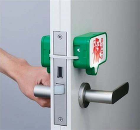 扉が急に開いてぶつかることを防げる人感センサー！「扉につけるお知らせライト」 デザインってオモシロイ Mdn Design