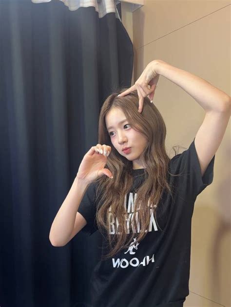 Wooah Community Posts 기분이 묘하더라구 👯‍♂️🤍 드레스코드 못맞춤🤦‍♀️ Wooyeon