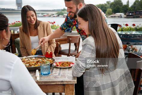 도시의 강가의 야외 레스토랑에서 점심을 먹는 쾌활한 친구들 워터프론트에 대한 스톡 사진 및 기타 이미지 워터프론트 레스토랑