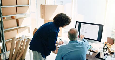 컴퓨터 포인팅 및 공급망은 납품 또는 유통을 위해 사무실에있는 사업가와 함께 있습니다 선적 계획을 위해 일하는 직원들과의 협업 대화 및 물류 20 24세에 대한 스톡 사진