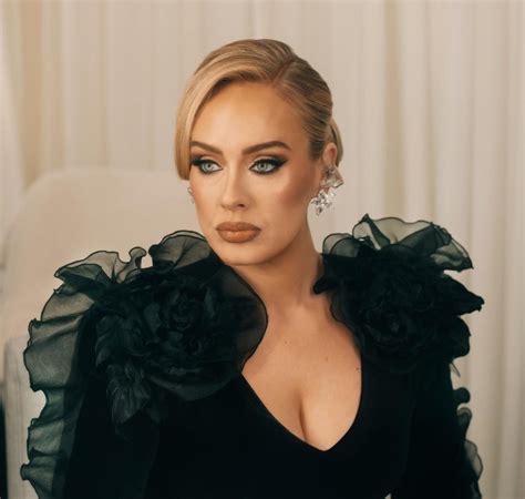 Biography Of Shawn Mendes Slowly Radio