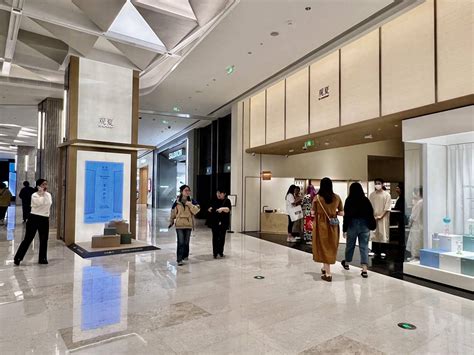 体验消费新场景，北京60个重点商圈假期客流超3500万同比增长夜间老字号