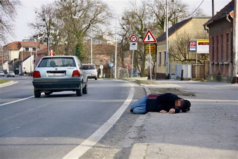 Policija Ga Pronašla Kako Pijan Spava U Parku Razlog Zbog Kojeg Nije