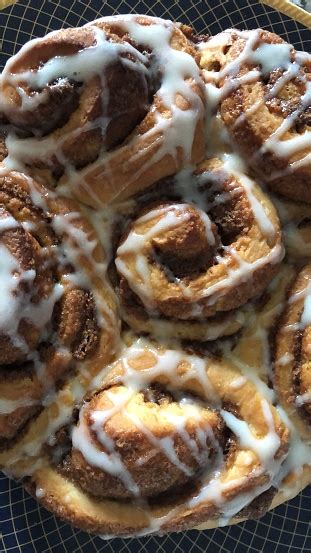 시나몬 소용돌이 덴마크 페이스트리의 클로즈업 이미지 하얀 물 착빙 높은 전망 0명에 대한 스톡 사진 및 기타 이미지 0명 갈색 계피 Istock