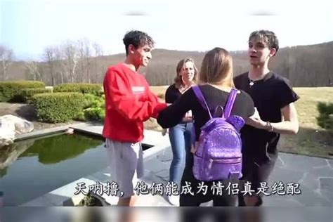 外国美女发起挑战蒙眼让男友猜正确女友他能否顺利通过 男友 女友 美女