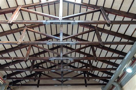Struktur Langitlangit Kayu Balok Dengan Baut Dan Sambungan Logam Foto