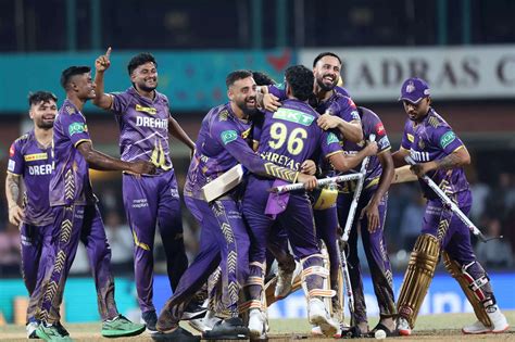 Ipl 2024 पिता शाहरुख को गले लगाकर इमोशनल हुईं सुहाना खान केकेआर की