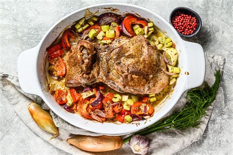 베이킹 접시에 야채와 구운 칠면조 허벅지 회색 배경입니다 맨 위 보기 Celebrity Roast에 대한 스톡 사진 및 기타