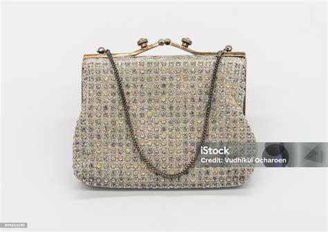 빈티지 우아한 핸드백 흰색 배경에 고립 된 다이아몬드로 장식 되어 있습니다 체인에 여자 또는 여자 지갑 컷아웃에 대한 스톡 사진 및 기타 이미지 Istock