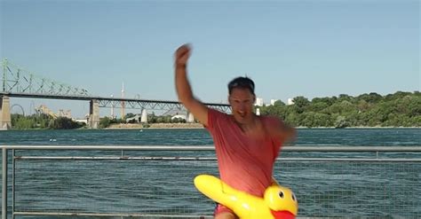 기쁨 남자 놀이 따뜻한 날씨 레저 레크리에이션 모래 모래놀이 물 미소 바다 봉제완구 부드러운 장난감 사람 선글라스 성인 야외 놀이 야외에서