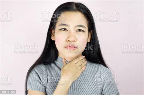 아름 다운 아시아의 초상화를 닫거나 크레페 분홍색 배경 건강 한 라이프 스타일 개념에 회색 스웨터를 착용 하는 태국 여자 손