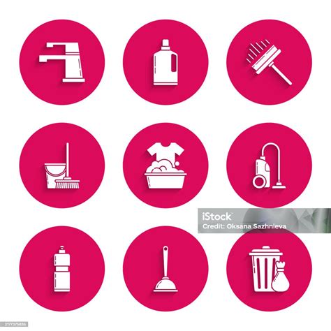 비누 거품 화장실 플런저 쓰레기통 및 쓰레기 봉투 진공 청소기 액체 식기 세척액 병 걸레 양동이 스퀴지 스크레이퍼 와이퍼 및 수도꼭지 아이콘이있는 플라스틱 세면대 세트 벡터