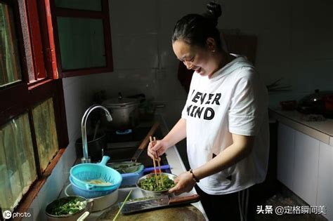 70後男子種地養豬辦農家樂，妻子漂亮能幹，守著大山過幸福生活 每日頭條