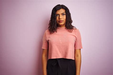 Hermosa Mujer Transexual Con Camiseta A Rayas Sobre Fondo Blanco