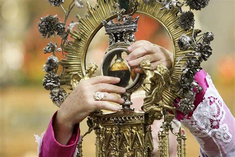 Miracolo Di San Gennaro Il Prodigio Del Sangue Che Si Scioglie