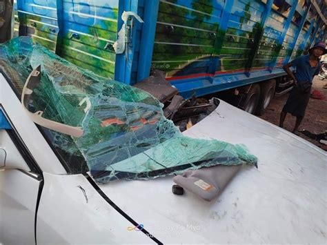 မော်လမြိုင်တွင် အိမ်စီးကား ၁ စီးအရှိန်လွန်၍ ၁၂ဘီးကားနှင့်တိုက်မိပြီး အိမ်စီးကားပေါ်ပါလာသူ ၂