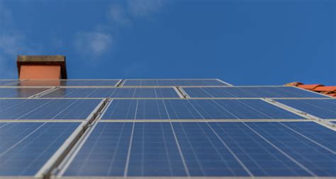 집의 빨간 지붕에 태양 전지 패널 태양 전지 패널 태양광 대체 전기 원 지속 가능한 자원의 개념 환경 친화적 인 전력 은 Suppy 0명에 대한 스톡 사진 및 기타 이미지